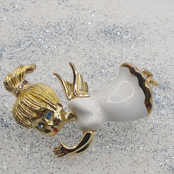 beatrix | Jewelry | Vintage Angel Brooch | Poshmark